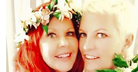 Lesbian Fantasies Notes Vocalista Do B52s Se Casa Com Uma Mulher