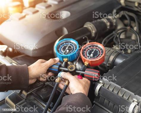자동차 에어컨 검사 서비스 누출 감지 충전 냉매 전문 기술자에 의해 자동차의 장치 및 미터 액체 냉각 건강한 생활방식에 대한 스톡 사진 및 기타 이미지 Istock