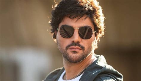 سینا مهراد با یک شمایل متفاوت آفتابی شد