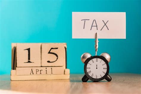 Premium Photo Tax Day Reminder Concept 15 April Calendar Alarm Clock