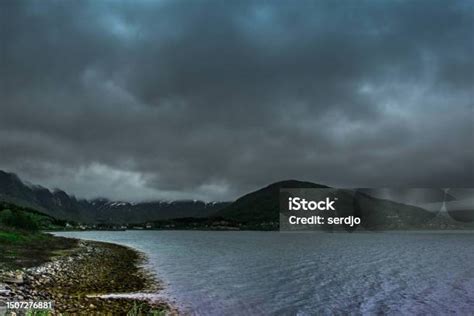 피 요 르 드와 산 놀라운 자연 보기입니다 아름 다운 반사 합니다 위치 스칸디나비아 산 노르웨이 예술 그림입니다 아름다움의