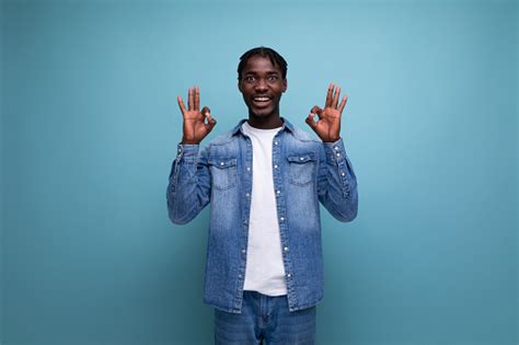 향취를 가진 자신감 넘치는 아프리카 청년은 모든 것이 괜찮을 것임을 보여줍니다 20 24세에 대한 스톡 사진 및 기타 이미지 20 24세 30 39세 고정됨 Istock