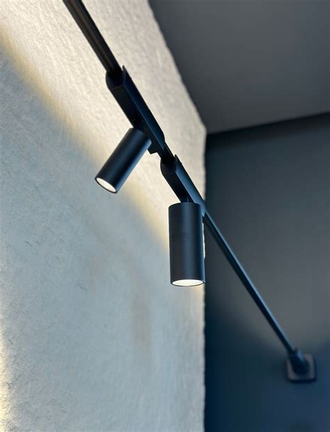 გასაჭიმი რელსი და სანათები Medusadesign