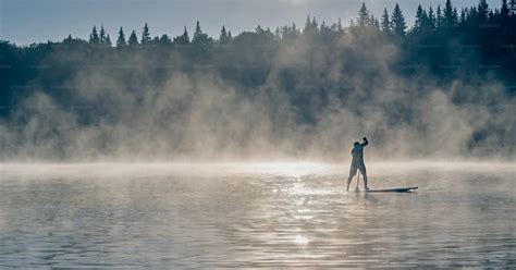 산에서 안개가 피어오르는 이른 아침에 서핑 보드에서 노를 젓는 남자의 실루엣 사진 Unsplash의 여행하다 이미지