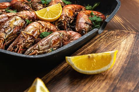 신선한 허브와 레몬 슬라이스와 그릴 팬에 튀긴 새우 해산물 배경입니다 갑각류에 대한 스톡 사진 및 기타 이미지 갑각류 구이 굽기 Istock