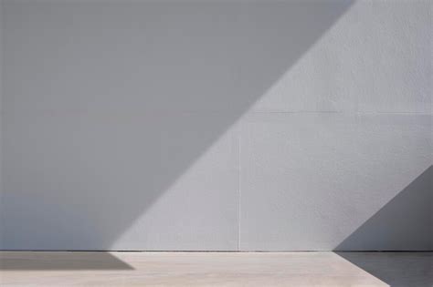 빈 회색 석고 보드 벽과 콘크리트 바닥 표면의 빛과 그림자 프리미엄 사진