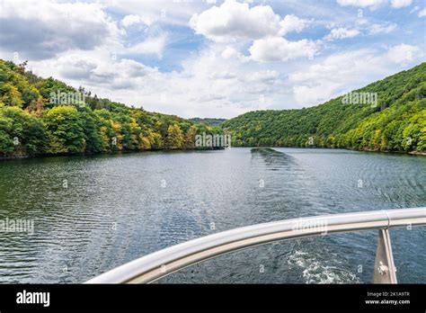 Le Lac Rursee Au Milieu Du Parc National De Leifel Entouré De Paysages Naturels Uniques Et D