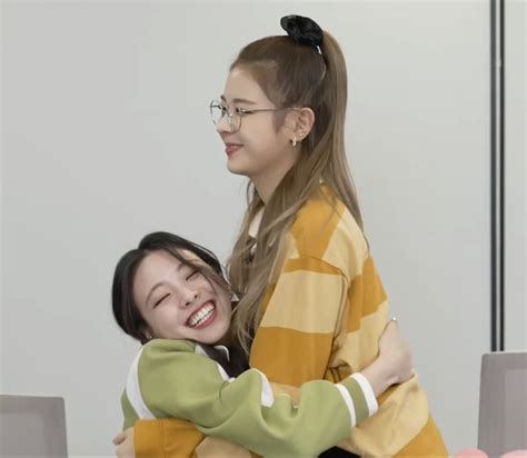 Yulia Lia Choi Jisu Shin Yuna Itzy Lq Itzy Lia Itzy Hugging