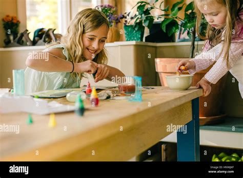 Dos chicas haciendo del experimento de la ciencia en la mesa Fotografía de stock Alamy