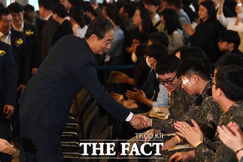 Kb굿잡 취업박람회 찾은 한덕수 국무총리와 이재근 Kb국민은행장 Tf사진관 포토 기사 더팩트