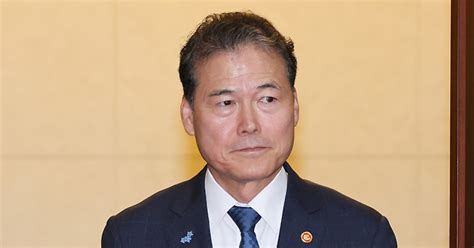 국무회의 참석하는 김영호 통일장관