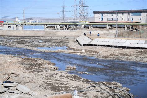 Зөвшөөрөлгүй гүүрийг буулгаж 180 метр үерийн хамгаалалтын даланг шинээр барьж байна