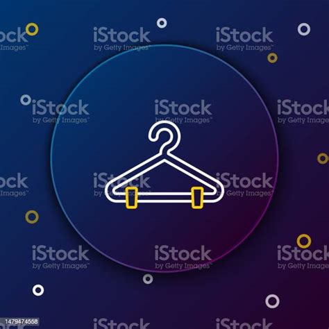 파란색 배경에 격리 된 라인 행거 옷장 아이콘 망토룸 아이콘입니다 의류 서비스 기호 세탁 걸이 표지판 다채로운 개요 개념 벡터