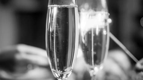 샴페인 두 잔 뒤에 스파클러를 들고 있는 두 손의 클로즈업 흑백 이미지 갈란드 장식품에 대한 스톡 사진 및 기타 이미지 갈란드 장식품 공휴일 기포 Istock