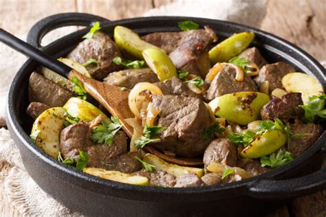 Куряча печінка з яблуками та цибулею Віддана