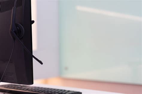 통신 네트워크 센터 개념을 위한 운영 모니터링 사무실 회의실에서 데스크톱 Pc 컴퓨터 테이블에 걸려 있는 통신 기술을 위한 콜 센터 및 Voip의 헤드셋 닫기 0명에 대한