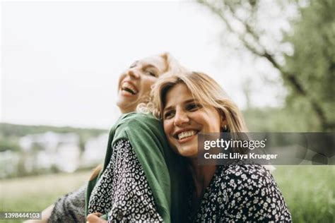 112592 Stock Fotos Und Hochauflösende Bilder Zu Lesbische Getty Images