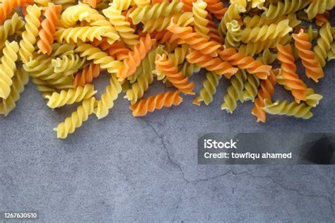 검은 색 배경에 건조 이탈리아 파스타의 종류와 모양의 다양한 0명에 대한 스톡 사진 및 기타 이미지 0명 갈색 건강한