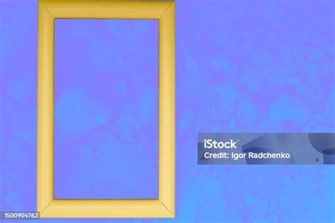 파란색 보라색 흐린 배경에 텍스트를 위한 검은색 장소가 있는 노란색 프레임 0명에 대한 스톡 사진 및 기타 이미지 0명