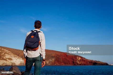 그리스 산토리니 섬의 붉은 해변 풍경을 바라보는 여행자는 언덕과 바다를 즐기고 있습니다 여행 여름방학 30 34세에 대한 스톡 사진 및 기타 이미지 Istock