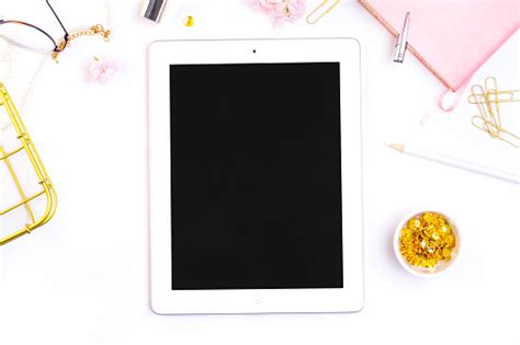 직장 이랑 분홍색 가죽 노트북 안경 흰 태블릿와 흰색 배경 평면도에 황금 액세서리 평면 복사 공간을 놓으십시오 여성 작업 스타일 개념입니다 개념과 주제에 대한 스톡 사진 및