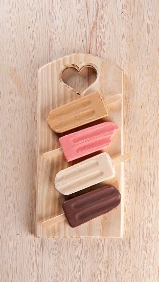 나무 판 배경에는 다양한 아이스캔디가 배치되어 있습니다 캐러멜 딸기 바닐라 초콜릿 맛 맨 위 보기입니다 삽복사 건강한 생활방식에 대한 스톡 사진 및 기타 이미지 Istock