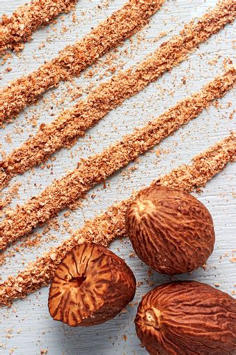 전체 육두구 3개와 강판 육두구 가루로 만든 강판 코카 트랙에 대한 절반 가루로 빻은에 대한 스톡 사진 및 기타 이미지 가루로 빻은 갈색 강판에 갈기 Istock