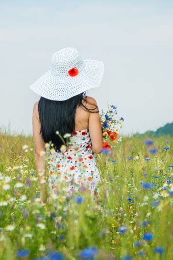 옷차림의 소녀와 흰 모자를 쓴 소녀가 야생화 꽃다발을 들고 들판에 서 있다 30 34세에 대한 스톡 사진 및 기타 이미지 30 34세 개성 개념 건강한 생활방식