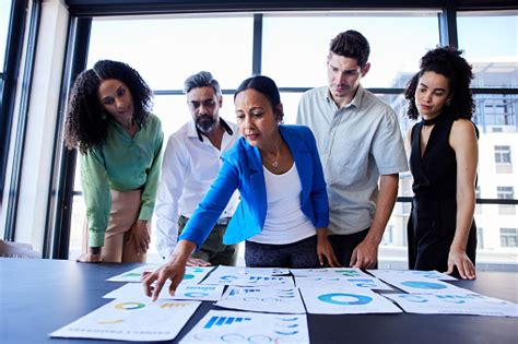 사무실 회의 중에 차트와 그래프를 분석하는 다양한 사업가 경영자에 대한 스톡 사진 및 기타 이미지 경영자 계획 검사 보기 Istock