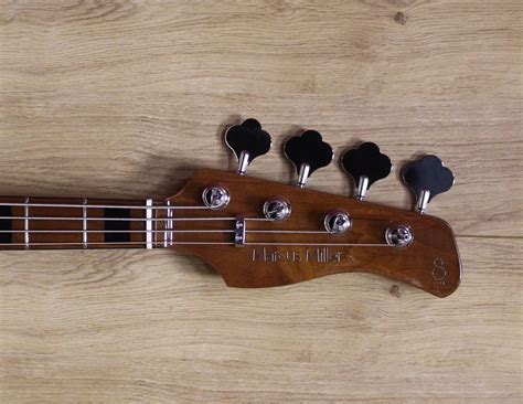 Marcus Miller V5 Alder 4 Vwh Vintage White Tanne Bass Corner
