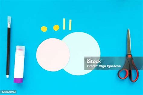 단계별 어린이 골판지 공예 색스윙 달팽이 가위 접착제 종이 시트 어린이 예술을위한 세트 유치원 학교 가정에서 어린이 활동 1단계 0명에 대한 스톡 사진 및 기타 이미지