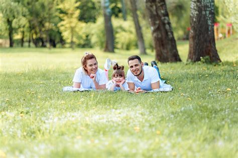 행복과 가족 생활의 조화 행복 한 가족 개념입니다 공원에서 딸과 함께 젊은 어머니와 아버지 행복 한 가족입니다 평온한 해피 라이프 가족에 대한 스톡 사진 및 기타 이미지