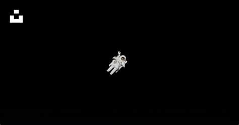 우주에 떠 있는 우주복을 입은 우주 비행사 사진 Unsplash의 무료 우주 이미지