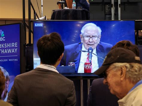 Warren Buffett To Retire As Berkshire Hathaway Ceo At End Of 2025