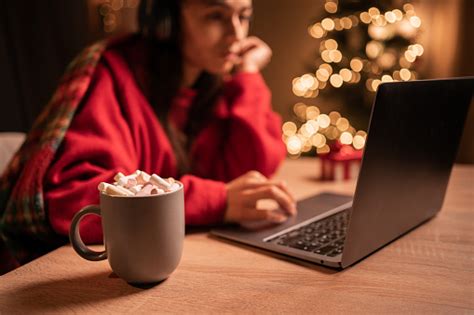 커피 컵과 노트북으로 여자의 손을 닫습니다 크리스마스 연휴 온라인 쇼핑 재택 근무를 하는 프리랜서 크리스마스 순간 쇼핑에 대한 스톡 사진 및 기타 이미지 Istock