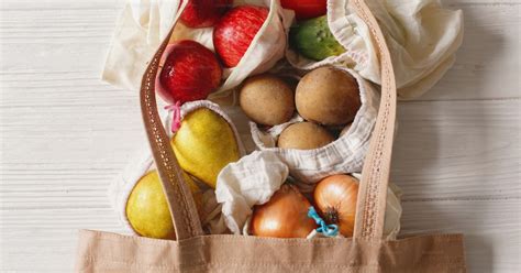 에코 백에 식료품 과일과 채소가 들어간 에코 천연 가방 친환경 플랫 레이 지속 가능한 라이프 스타일 개념입니다 제로 웨이스트 식품 쇼핑 플라스틱 무료 품목