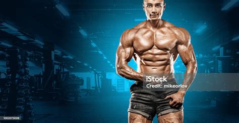 잔인 한 강한 근육 질의 보디 운동 남자 체육관 배경에 근육을 펌핑 운동 보디 빌딩 개념입니다 스포츠 영양 광고 공간에 복사 합니다 건강한 생활방식에 대한 스톡 사진 및