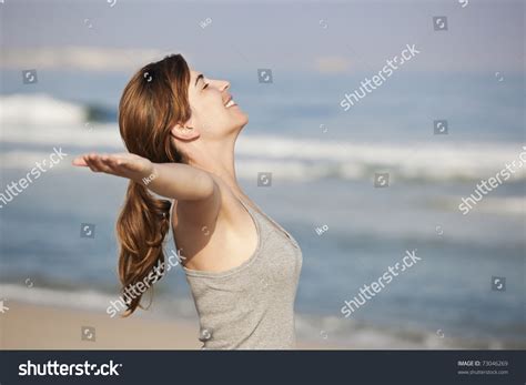 해변에서 팔을 벌리고 편안히 쉬고 있는 스톡 사진 73046269 Shutterstock