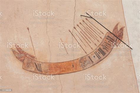 마리아 오실리아트리스 작은 교회의 벽 밖에 그려진 다채로운 해시계 이 교회의 역사는 Xvii 세기로 거슬러 올라갑니다 0명에 대한 스톡 사진 및 기타 이미지 Istock