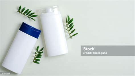 천연 유기농 Spa 화장품은 녹색 잎으로 설정됩니다 녹색 배경에 상단보기 허브 스킨 케어 뷰티 제품 에코 숍이나 뷰티 살롱 배너 모형 플랫 레이 미니멀리스트 스타일 0명에