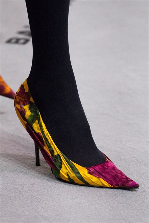 See detail photos for Balenciaga Fall 2017 Ready-to-Wear collection ...