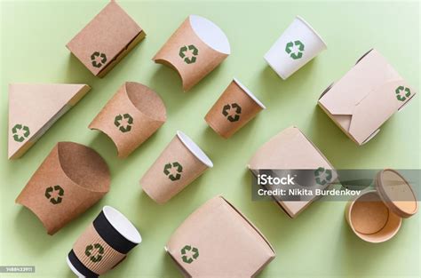 재활용의 개념과 지속 가능한 재료의 사용 종이 일회용 식기에 재활용 기호 0에 대한 스톡 사진 및 기타 이미지 0 0명 갈색 Istock