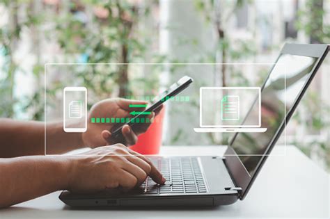 문서 및 파일을 온라인으로 전송하기위한 디지털 시스템 데이터 전송 개념입니다 Ftp 파일 수신기 및 컴퓨터 백업 복사본 파일