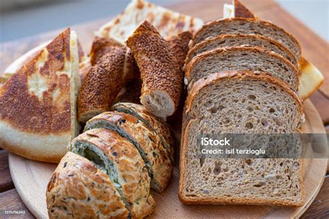 다양한 종류의 신선한 구운 빵을 배경으로 얇게 썬 빵 0명에 대한 스톡 사진 및 기타 이미지 0명 갈색 개념 Istock