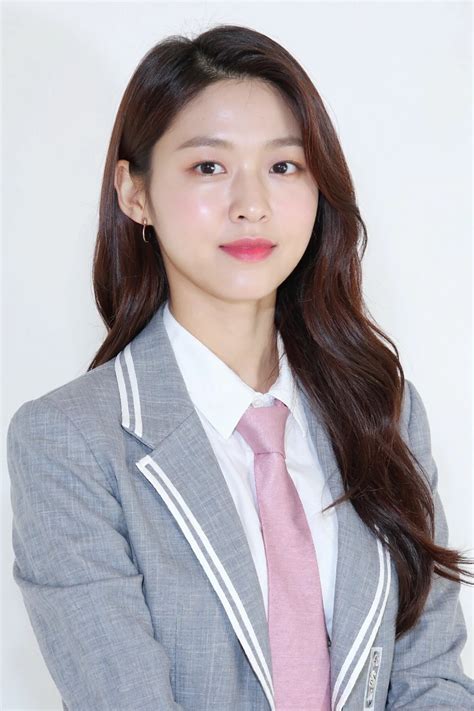 이것은 단순한 흰색 배경 앞에 있는 여성을 보여주는 스튜디오 사진입니다 그녀는 밝은 피부를 가지고 있습니다 Seaart Ai