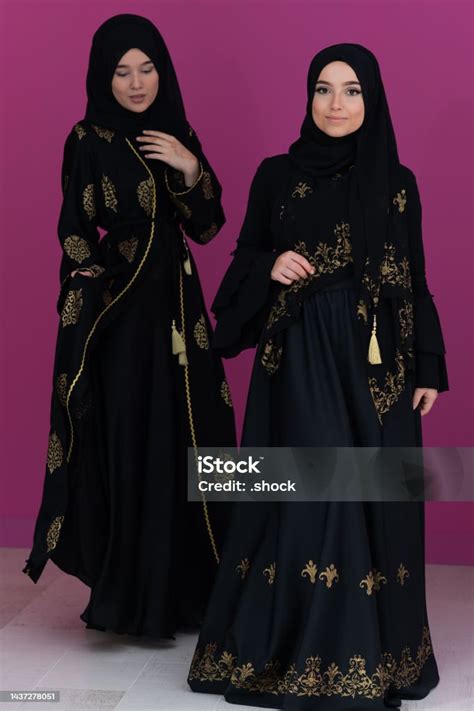 현대 이슬람과 라마단 카림의 개념을 나타내는 현대 분홍색 배경에 격리된 히잡을 쓴 멋진 드레스를 입은 두 명의 아름다운 무슬림 여성 18 19세에 대한 스톡 사진 및 기타