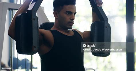 체육관에서 운동 운동 또는 상체 훈련을 위한 기계로 남자 피트니스 및 가슴 압박 헬스 클럽에서 근육 증가 근력 또는 결단력을 위한 장비를 갖춘 활동적인 남성 개인 또는 운동