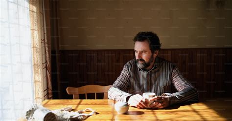 집에서 실내에서 신문을 읽는 커피를 들고 있는 불행한 가난한 성숙한 남자의 초상화 빈곤 개념 사진 Unsplash의 테이블 이미지