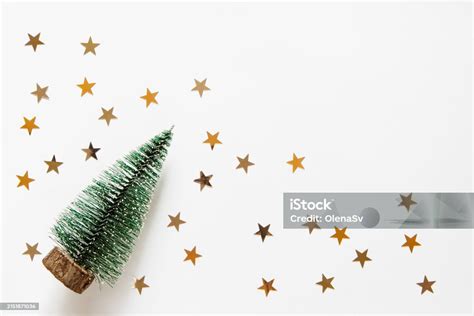 밝은 흰색 배경에 크리스마스 트리와 별 색종이 조각이 있는 새해 배경입니다 축제 크리스마스 장식 골드 스타 색종이 조각 복사