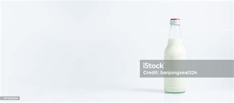 흰색 배경에 우유 병유리 병에 신선한 우유와 클리핑 경로와 흰색 배경에 빈 고립 0명에 대한 스톡 사진 및 기타 이미지 0명 3차원 형태 가득 찬 Istock